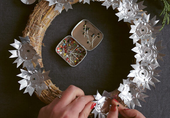 Pyssla dig i julstämning: gör en julkrans av värmeljus! | Kurera.se